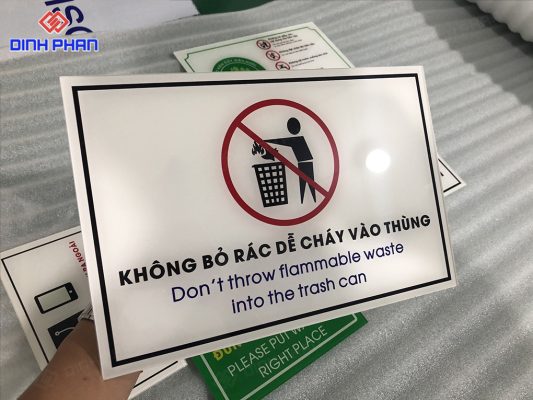Biển Báo Bỏ Rác Đúng Nơi Quy Định Mica In UV